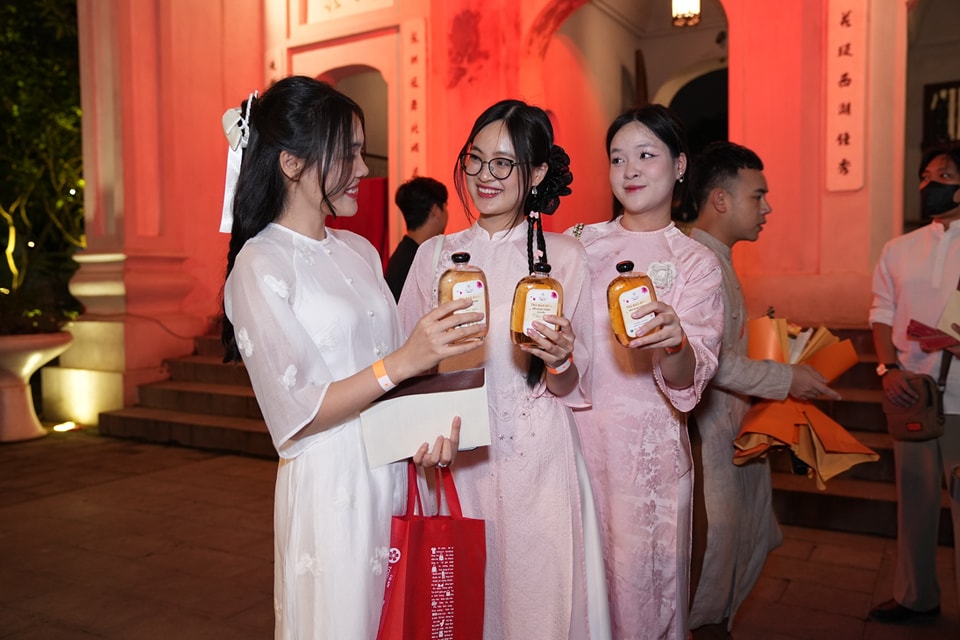Trà Đào Bích - nhấp một chén, sống cả một mùa.